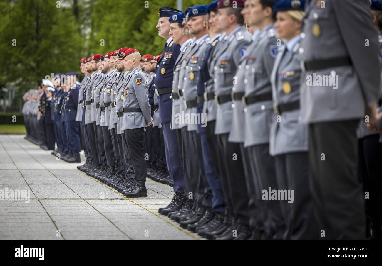 Soldaten verschiedener Streitkraefte wahrend des Abschlussappell im ...