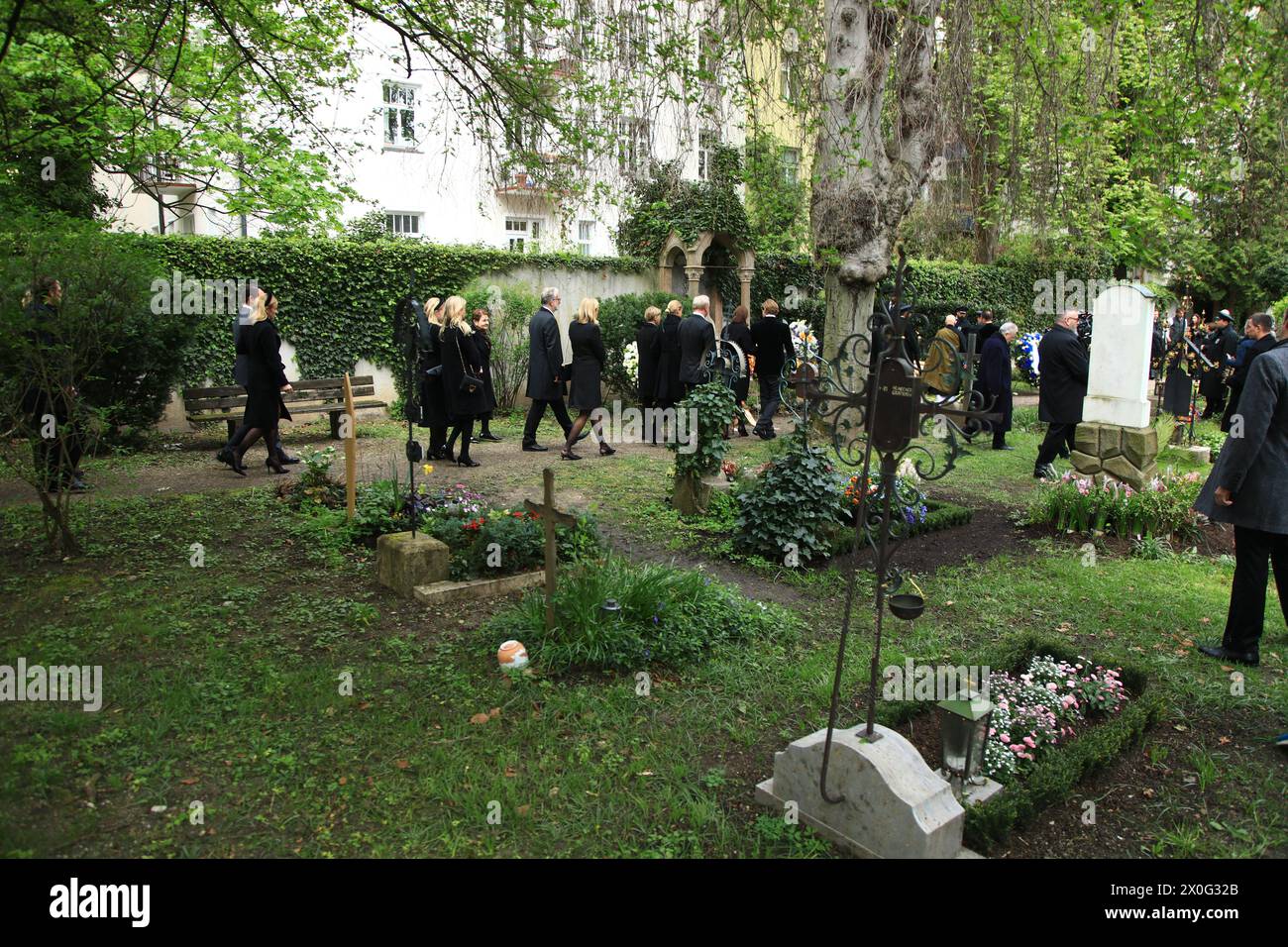 Susanne Kellermann, Filippa Wepper und Sophie Wepper bei der Beisetzung ...