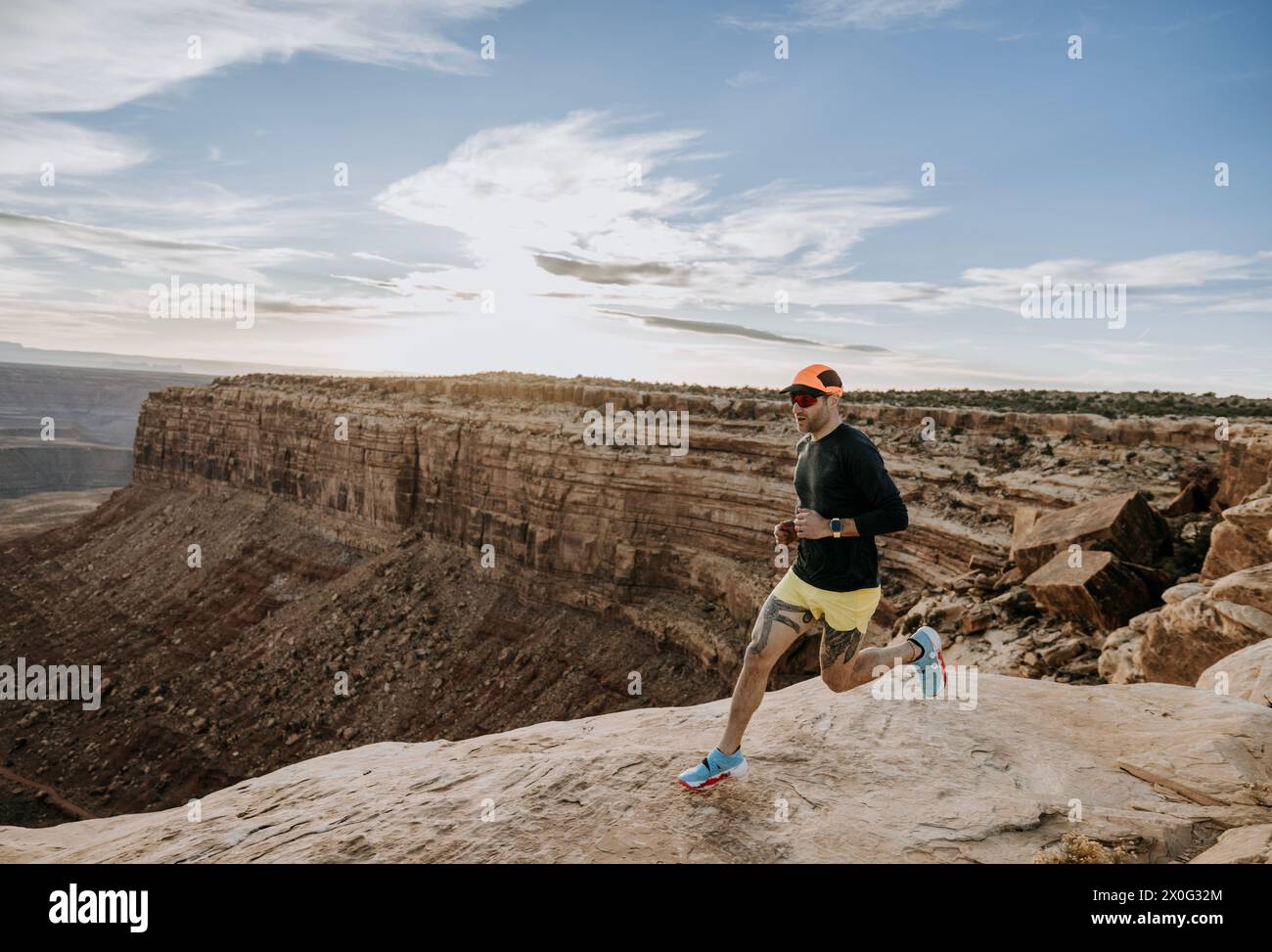 Desert run male hi-res stock photography and images - Alamy
