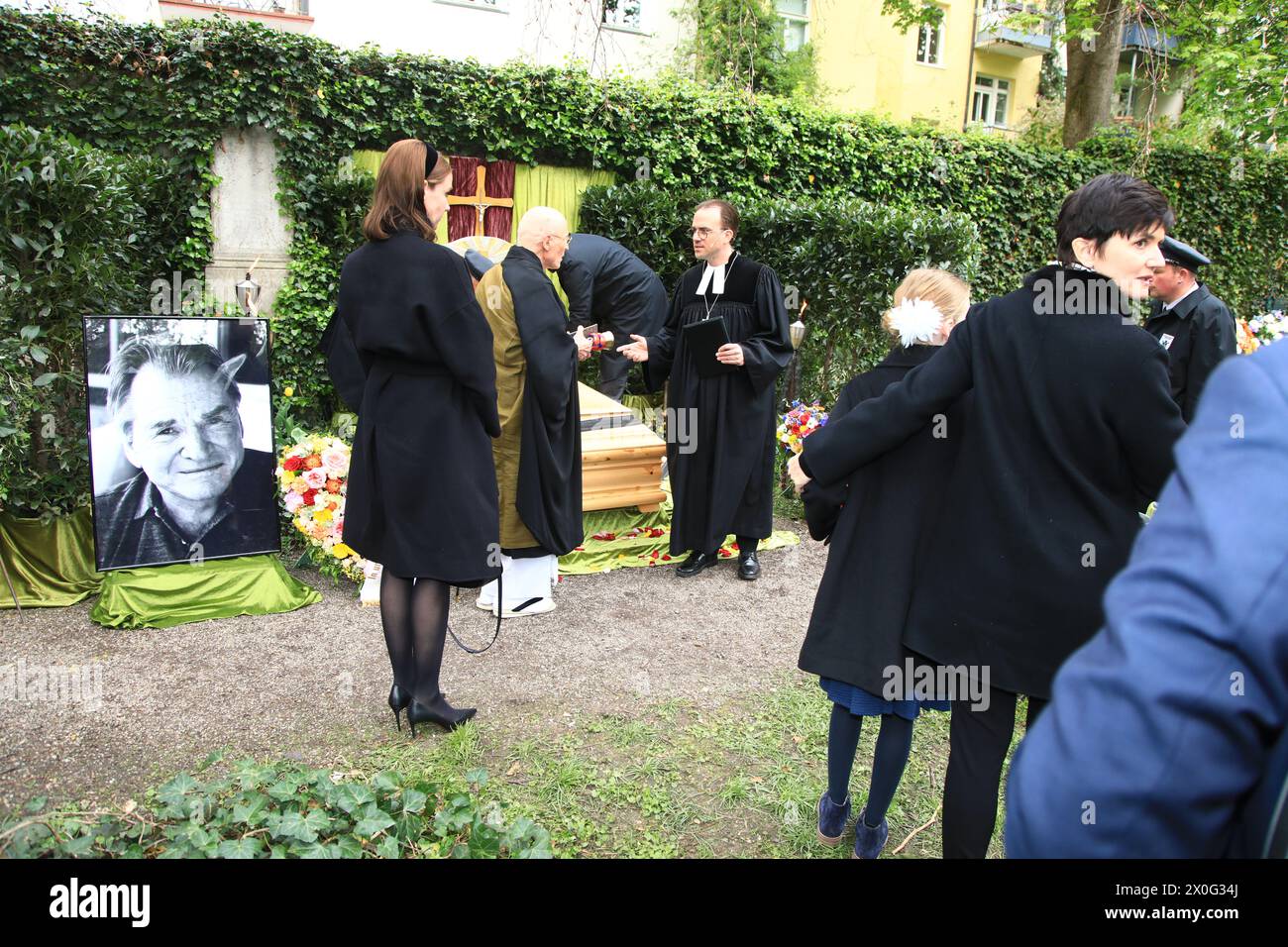 Susanne Kellermann, Filippa Wepper und Sophie Wepper bei der Beisetzung ...