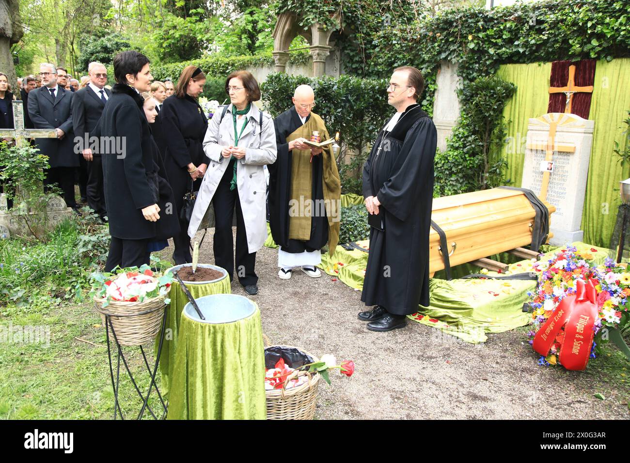 Susanne Kellermann, Filippa Wepper und Sophie Wepper bei der Beisetzung ...