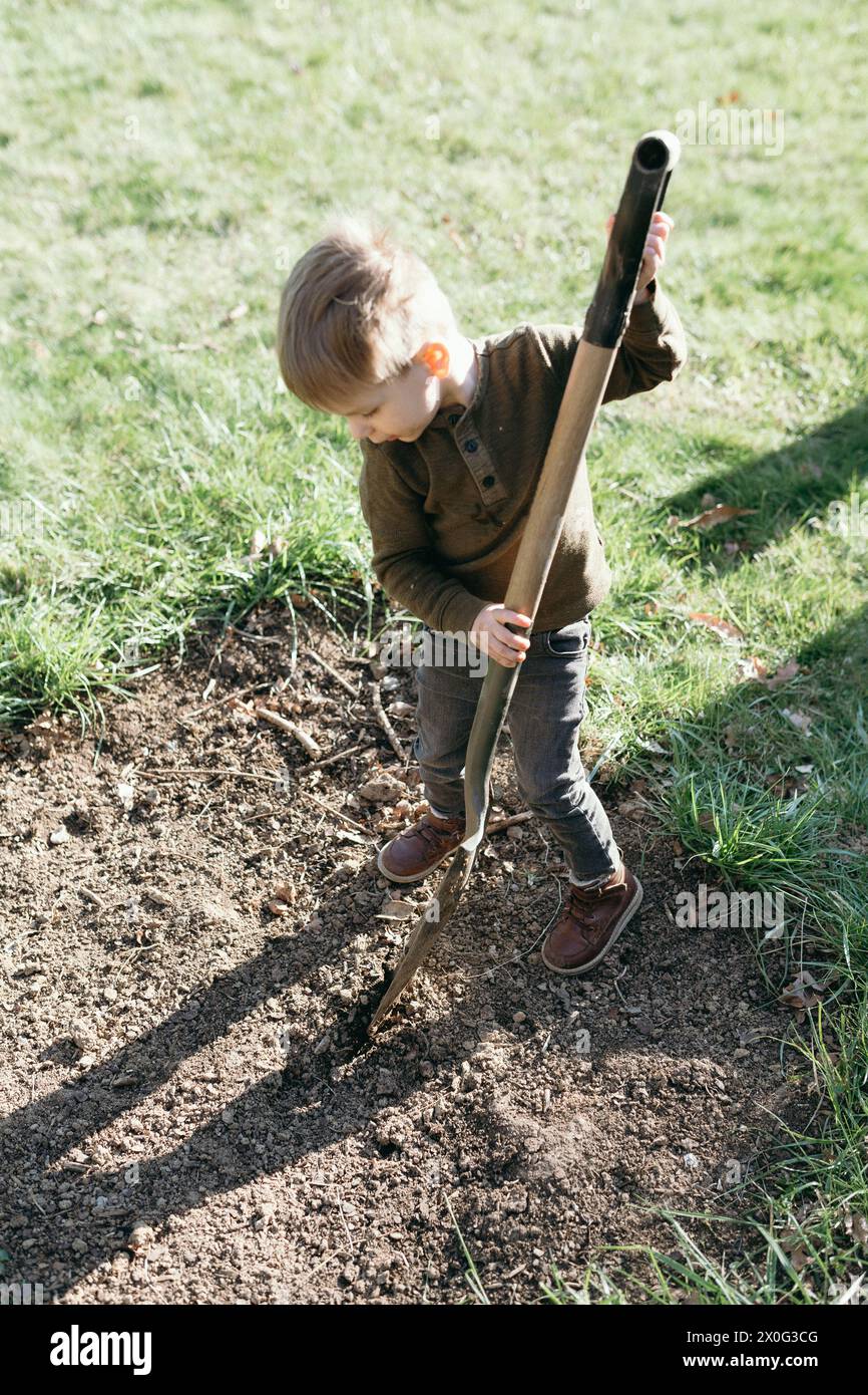 Boy digging garden hi-res stock photography and images - Alamy