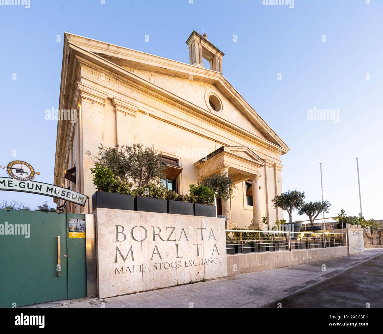 Bank interest rate sign exterior hi-res stock photography and images ...