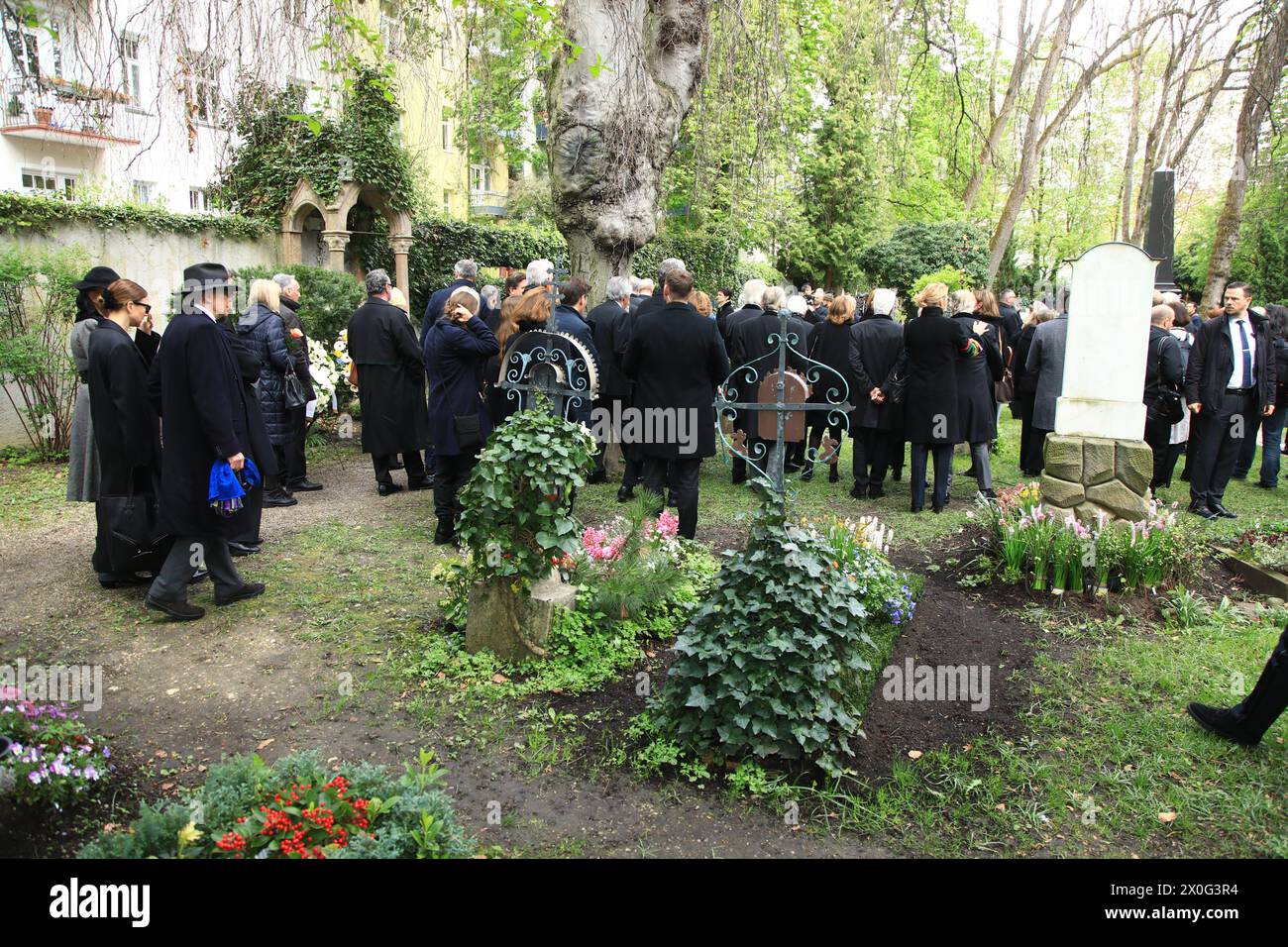 Susanne Kellermann, Filippa Wepper und Sophie Wepper bei der Beisetzung ...