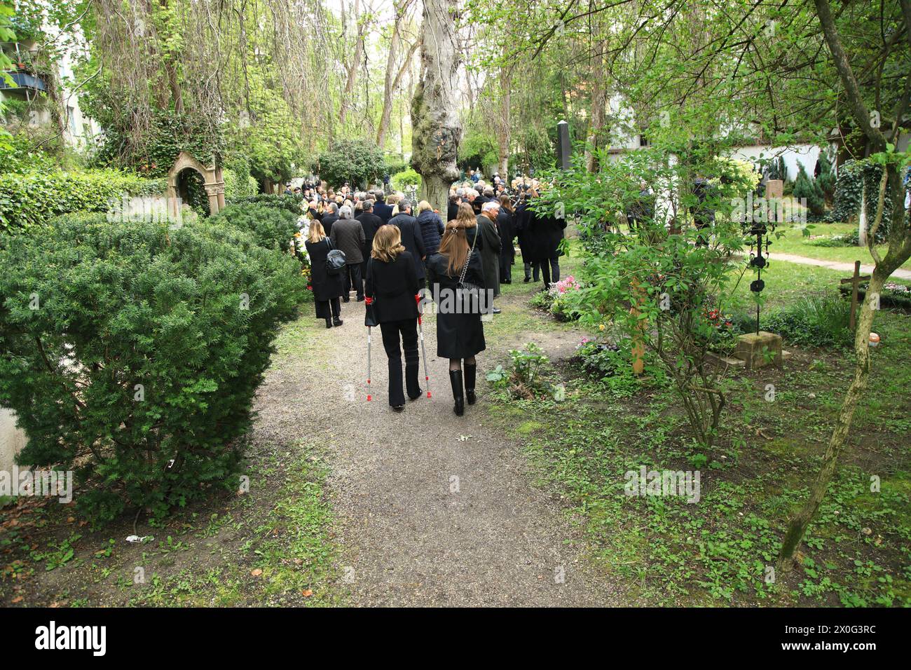 Susanne Kellermann, Filippa Wepper und Sophie Wepper bei der Beisetzung ...