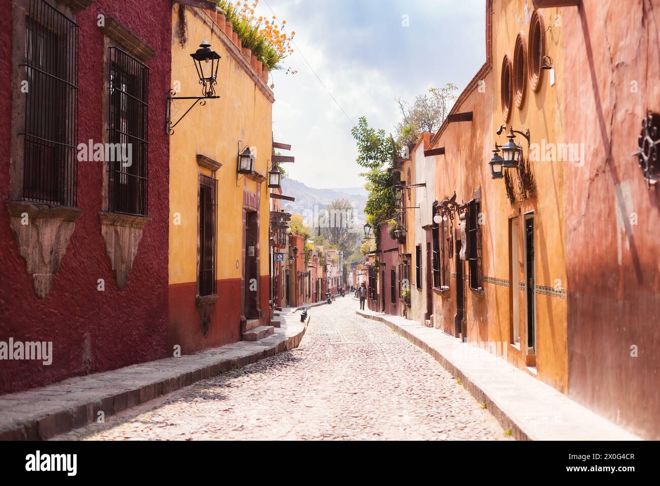 Side street old buildings hi-res stock photography and images - Alamy