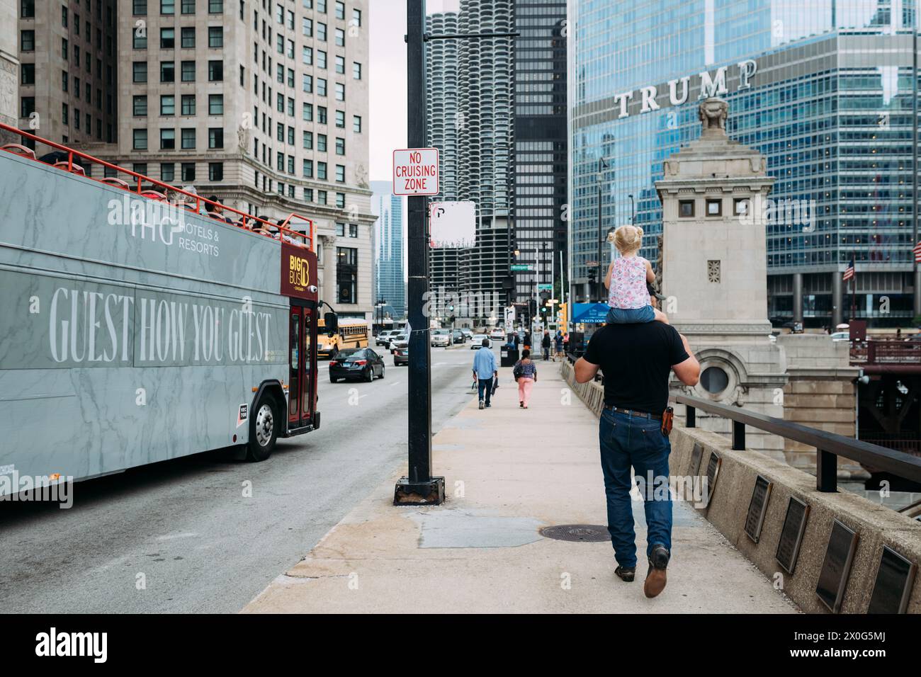 Dad and daughter walking down Chicago city street Stock Photo - Alamy