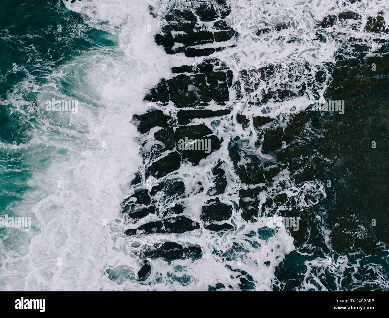 Waves pacific ocean hitting rocks hi-res stock photography and images ...