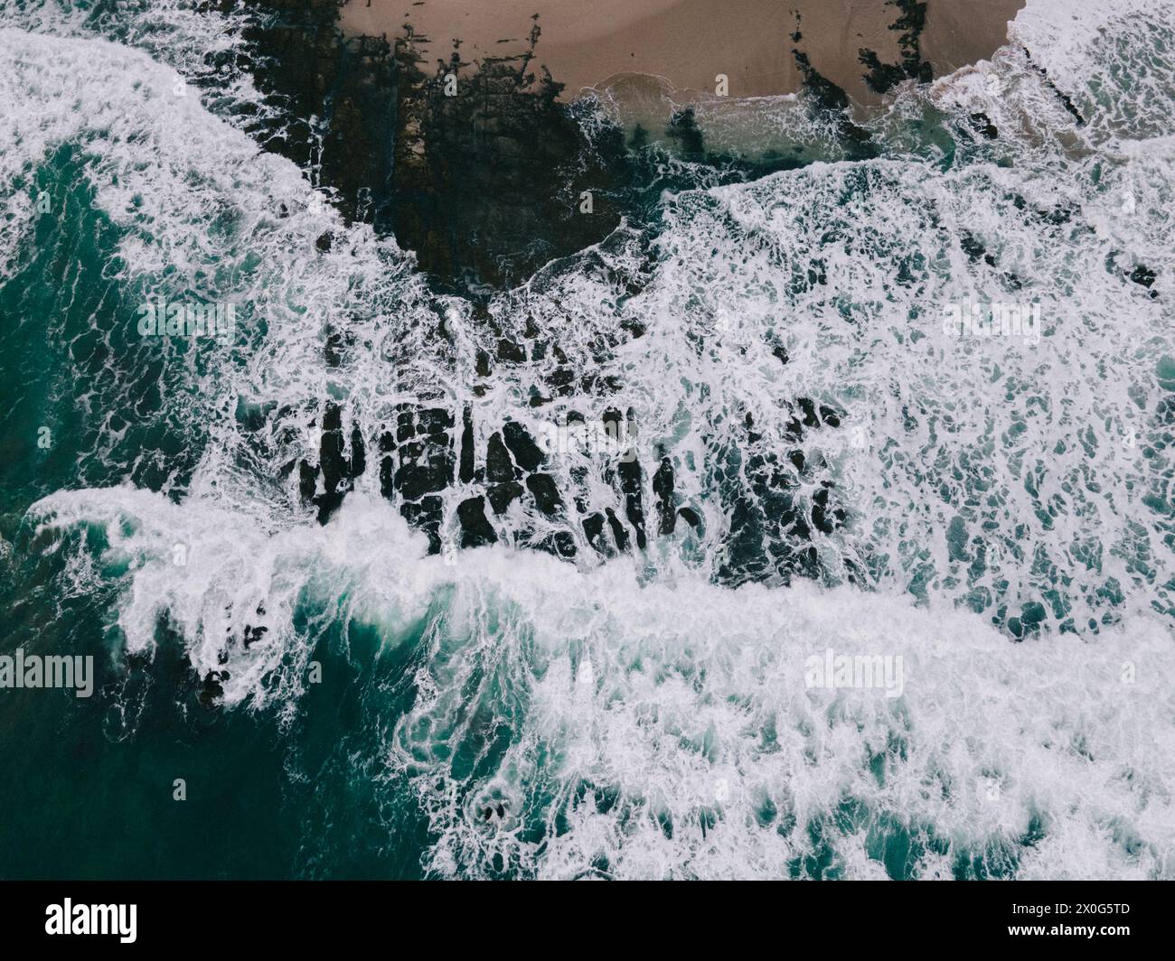 Waves pacific ocean hitting rocks hi-res stock photography and images ...