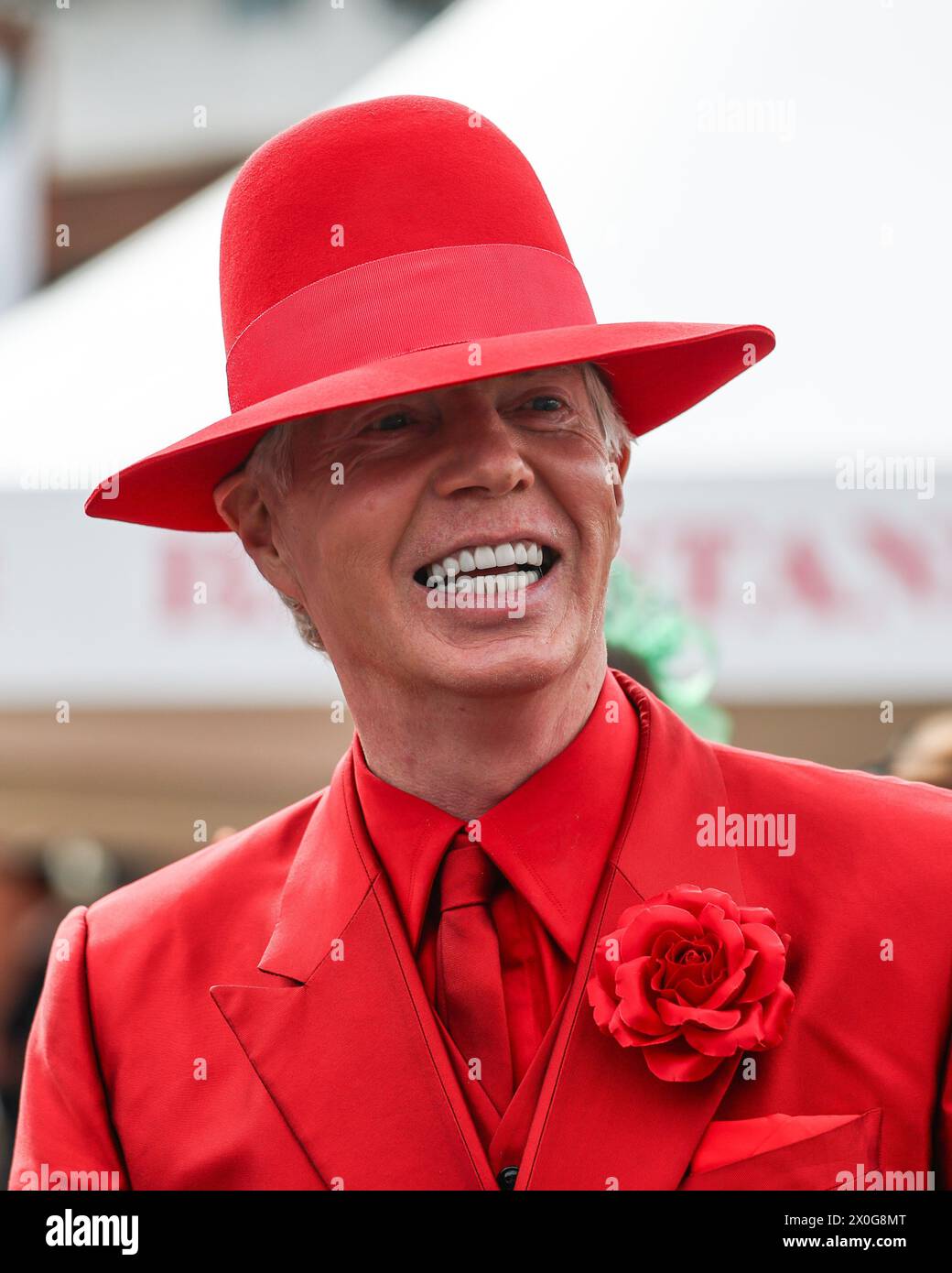 Racegoers aintree hi-res stock photography and images - Alamy
