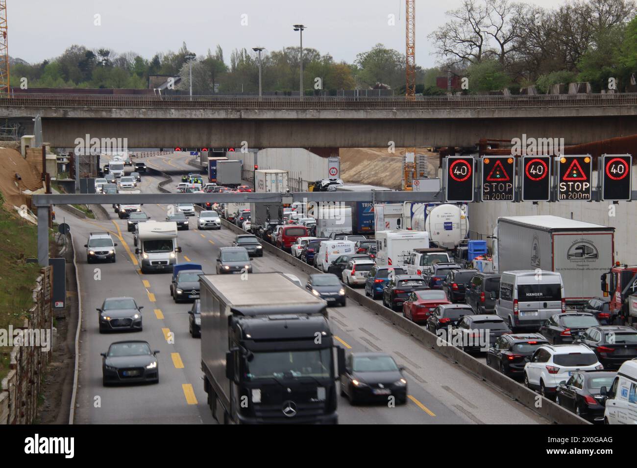 Kurzfristige Sperrung der A7 vor der Einfahrt in die Südröhre des Elbtunnels in Hamburg ...