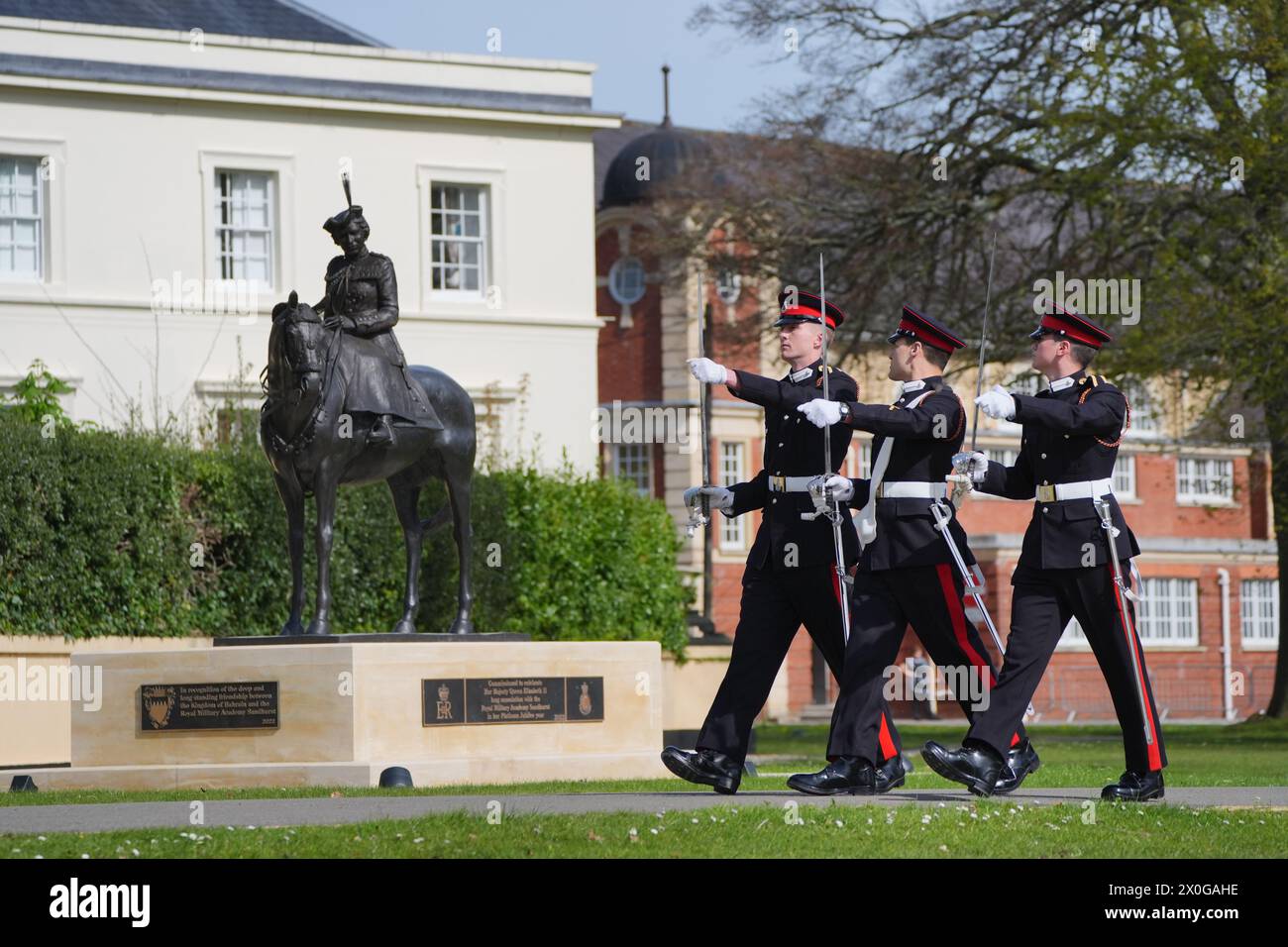 Queen statue sandhurst hi-res stock photography and images - Alamy