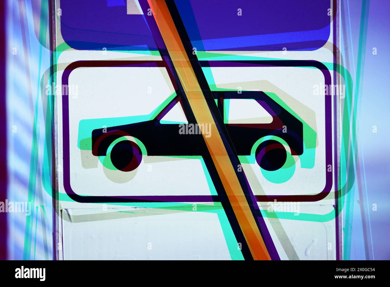 FOTOMONTAGE, Verkehrsschild mit durchgestrichenem PKW-Symbol ...