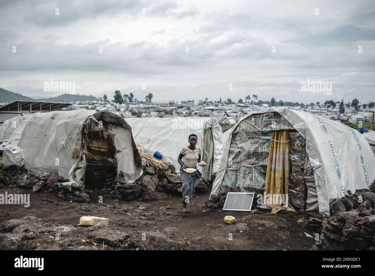 Tens thousands displaced people hi-res stock photography and images - Alamy
