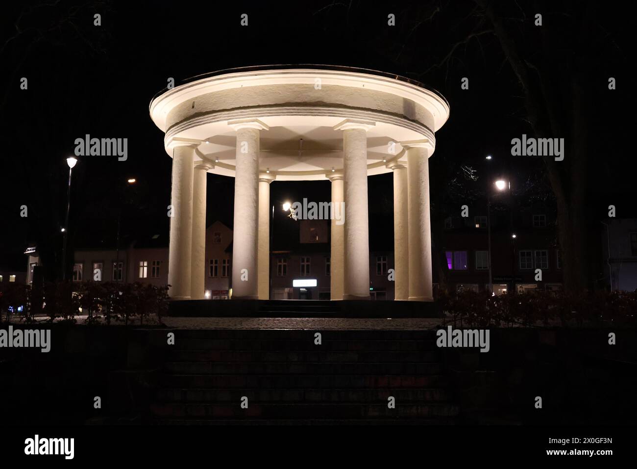 Night performance hi-res stock photography and images - Alamy