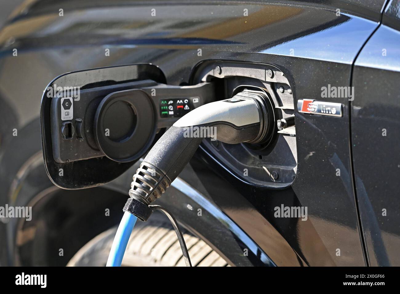 E-Auto wird geladen,Stecker waehrend dem Ladevorgang an einem E-Auto,E-Autos, Elektroauto ...