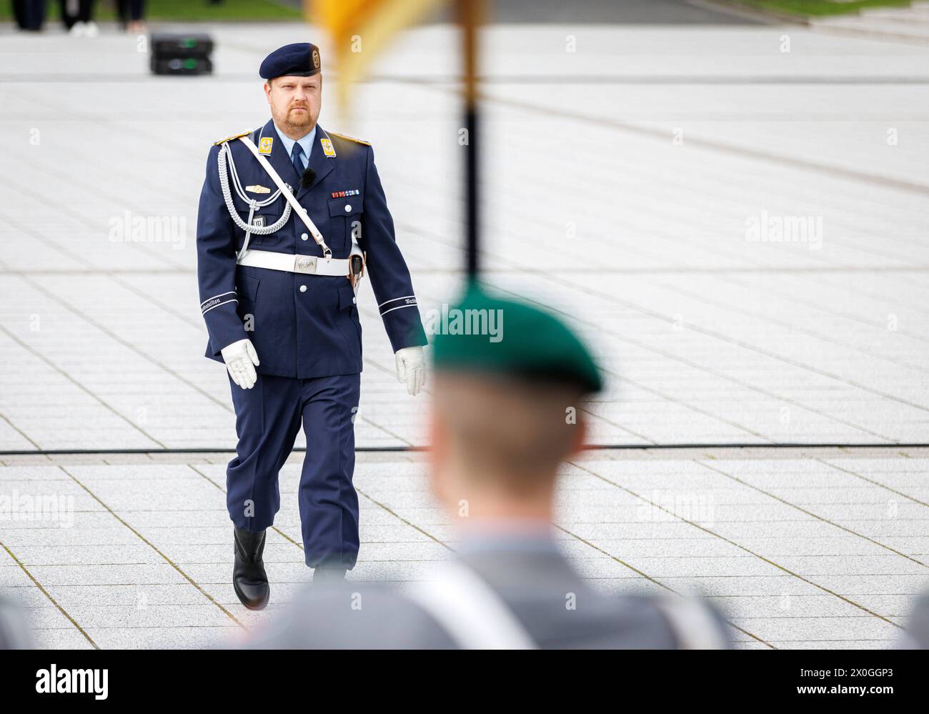 Ein Luftwaffensoldat des Wachbataillons erteilt Kommandos an ...