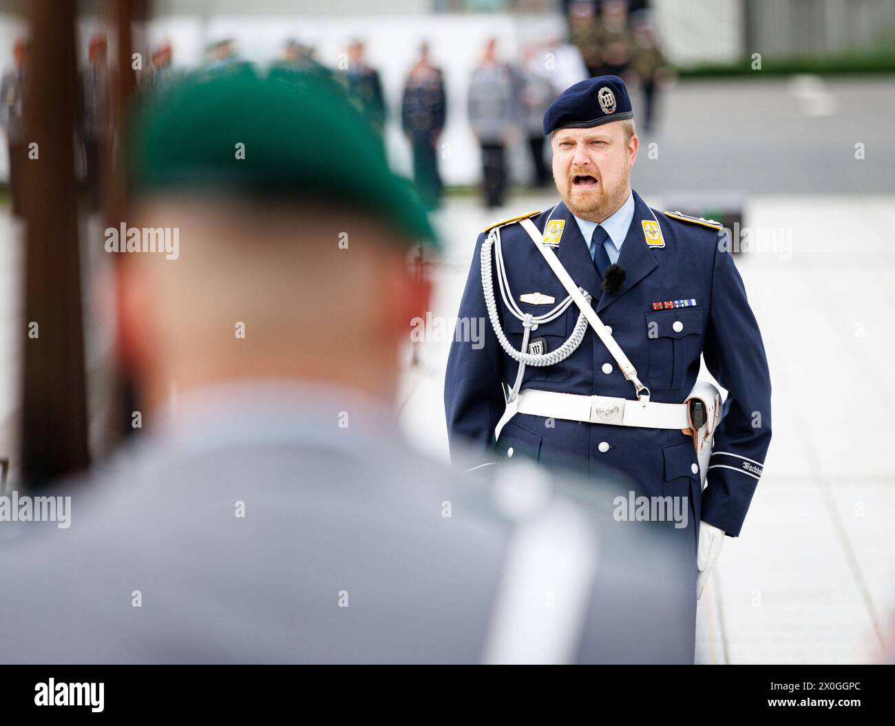 Ein Luftwaffensoldat des Wachbataillons erteilt Kommandos an ...