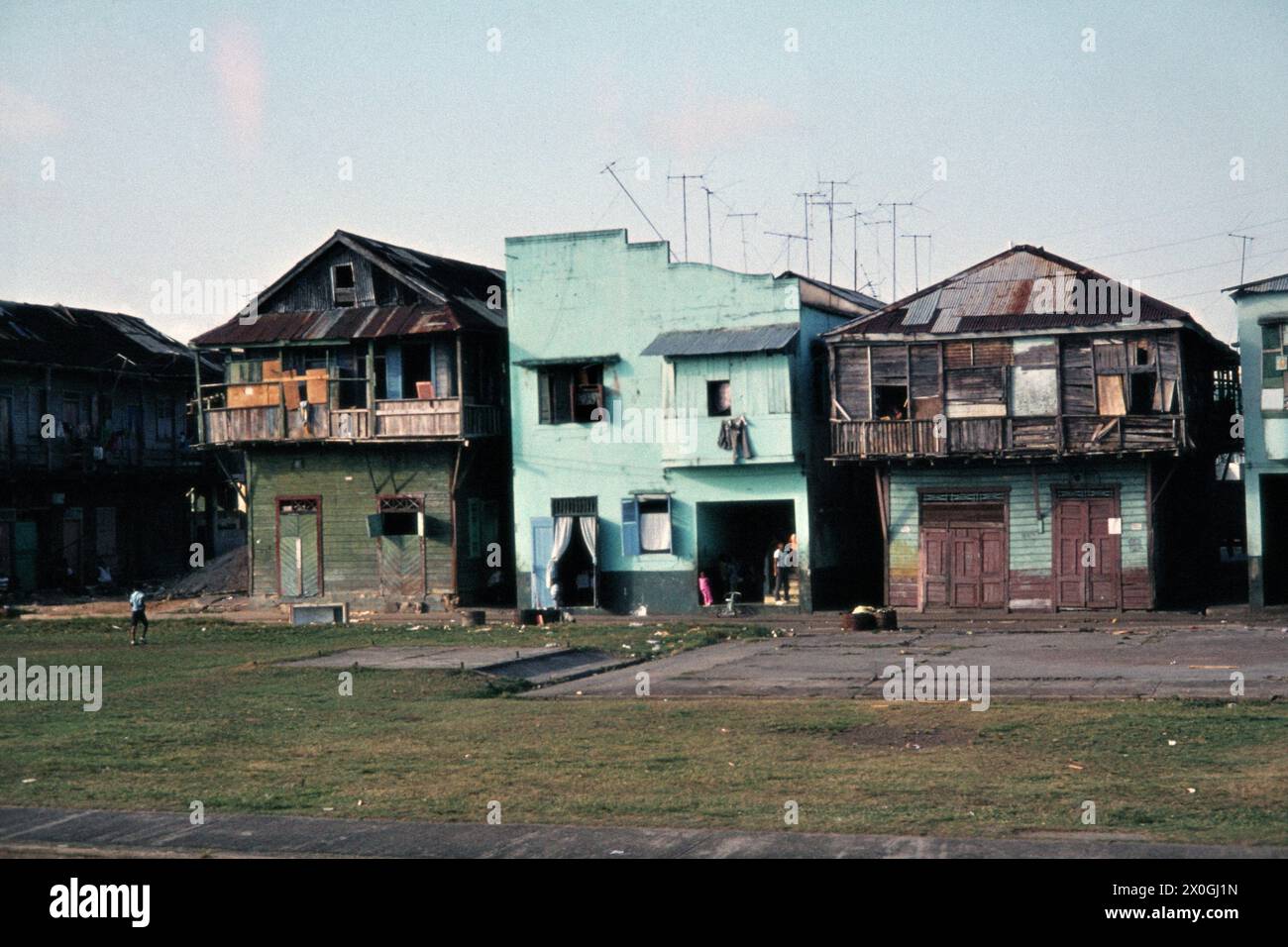 House facades of a slum in the Panamanian Colon. [automated translation ...