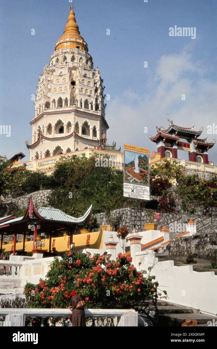 "The Buddhist temple Kek Lok Si (""Paradise of the West"") in Ayer Itam ...