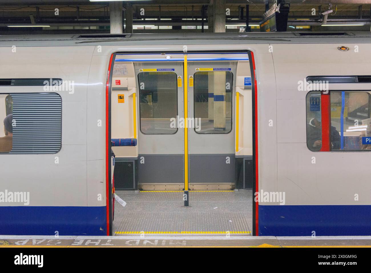 London underground train side view hi-res stock photography and images ...