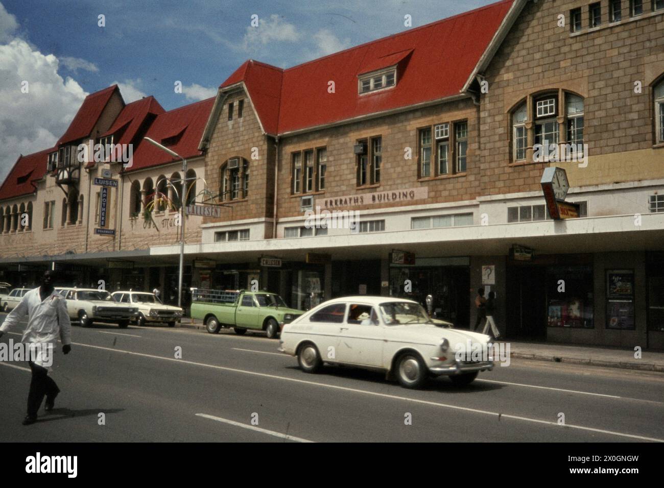 A man crosses the Kaiserstraße in front of the Art Nouveau buildings ...