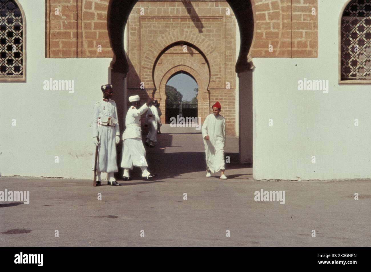 Guards with rifles at the entrance to the Royal Palace in Rabat ...
