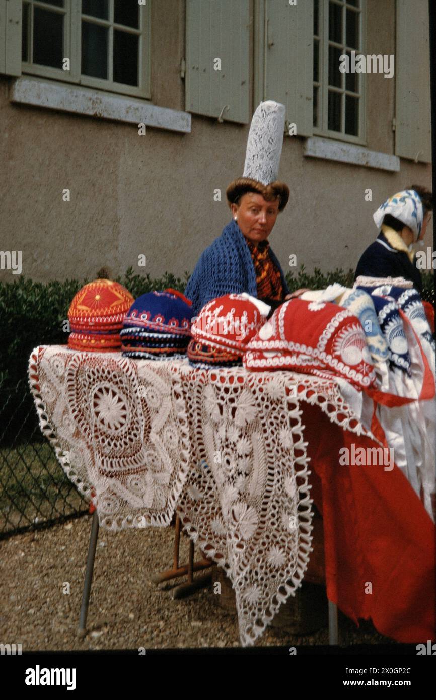 Traditional breton costumes hi-res stock photography and images - Alamy