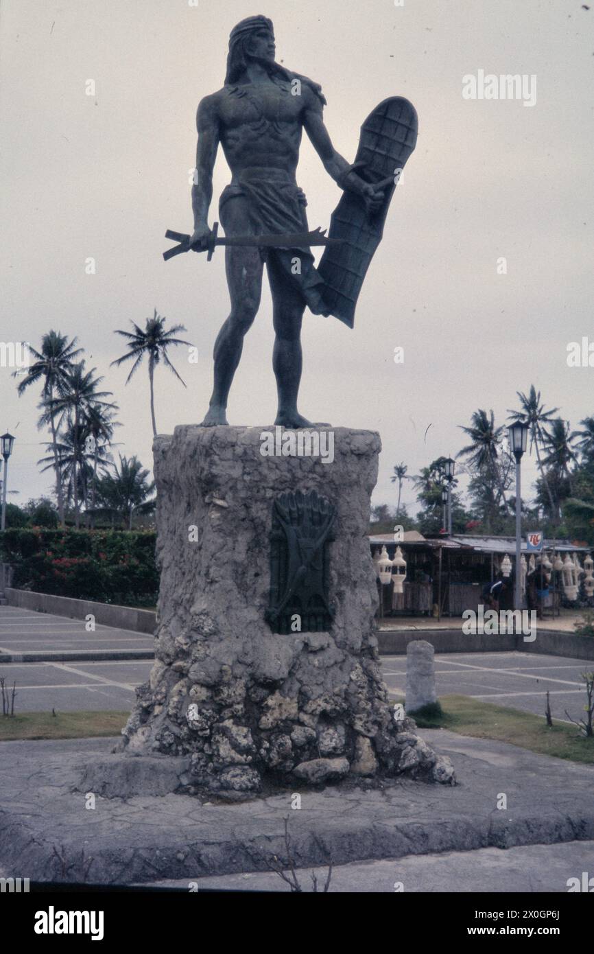 A statue of the chief Lapu-Lapu on a road on Mactan. [automated ...