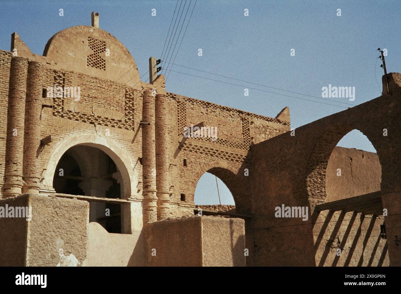 The old city gate of the Algerian desert town of Touggourt Stock Photo ...