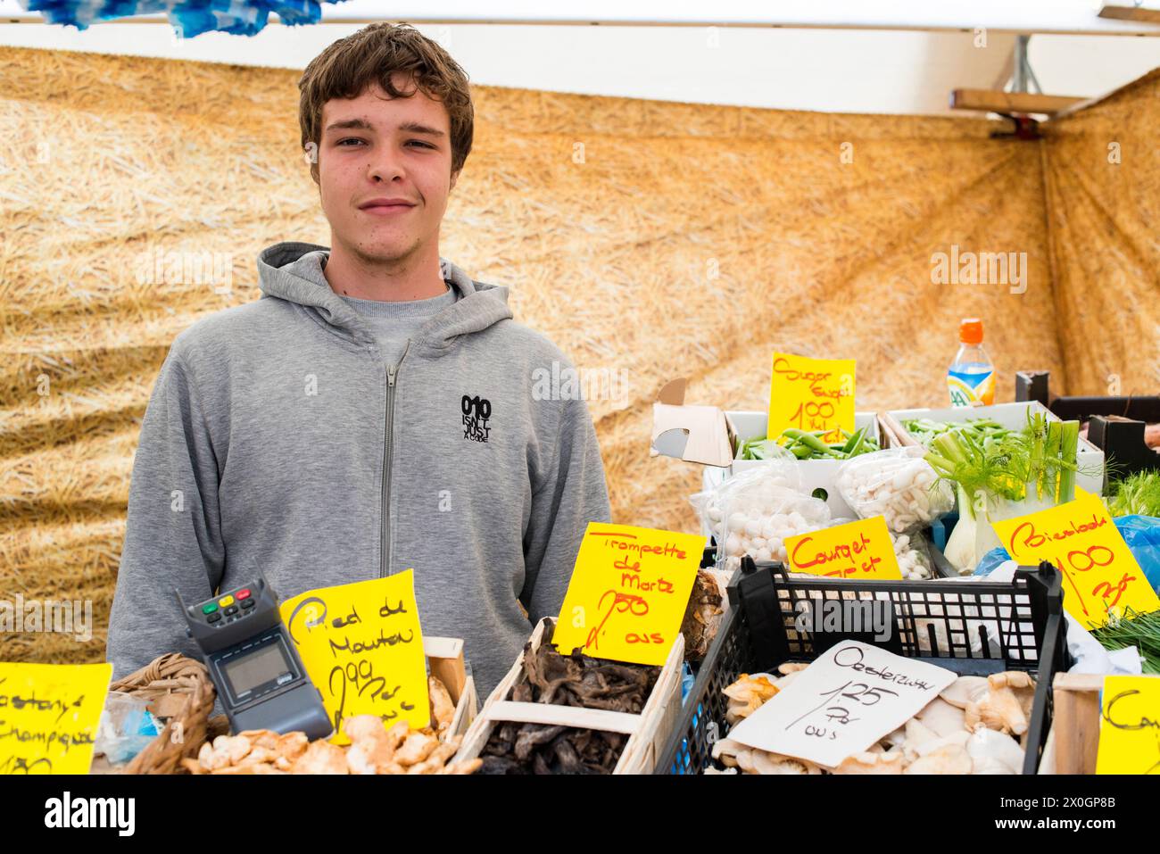 Teenage salesman hi-res stock photography and images - Alamy