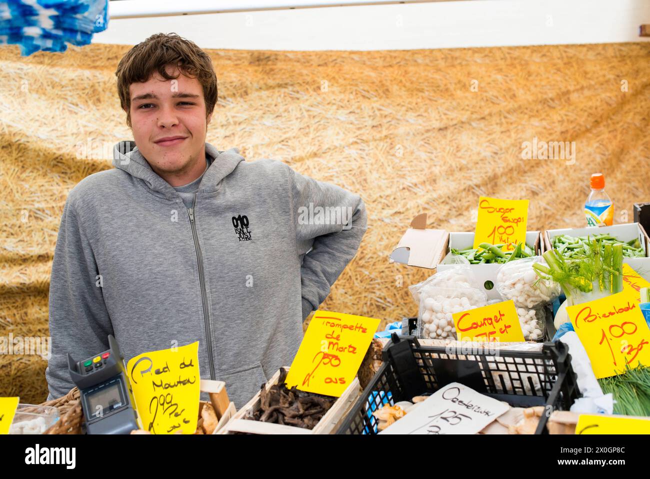 Teenage salesman hi-res stock photography and images - Alamy