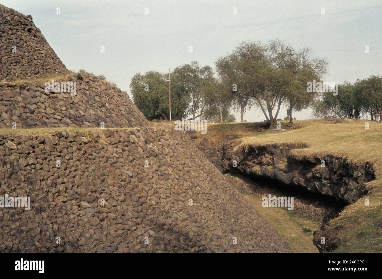 The pyramid of Cuicuilco near Mexico City. [automated translation ...