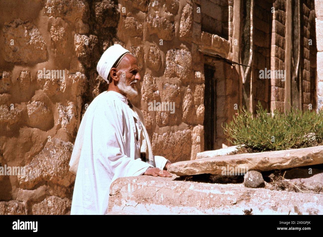 Portrait of a Yemeni mullah in front of the Mosque of Shihara Stock ...