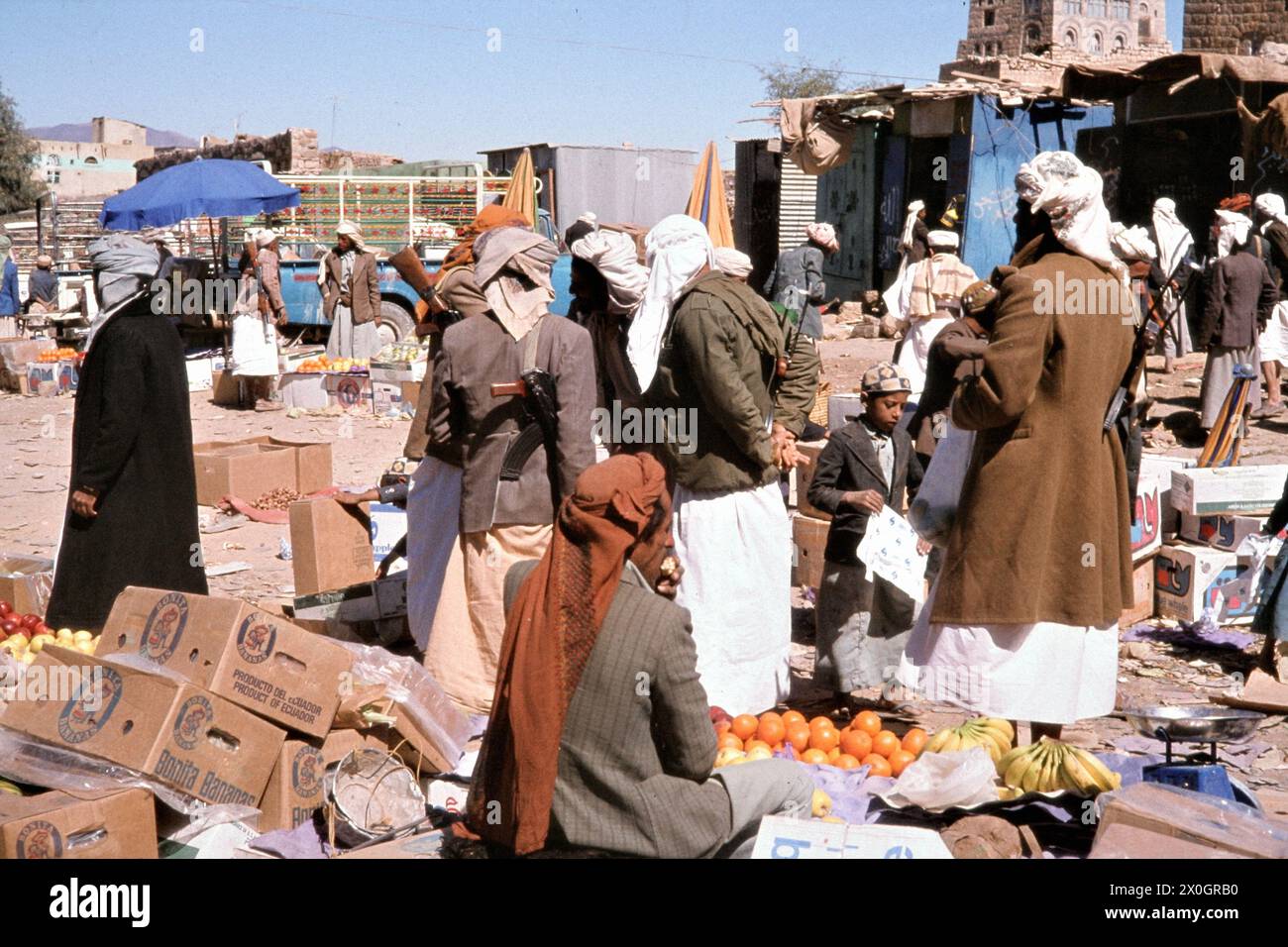 Men armed with machine guns at a souk (weekly market) in Huth ...