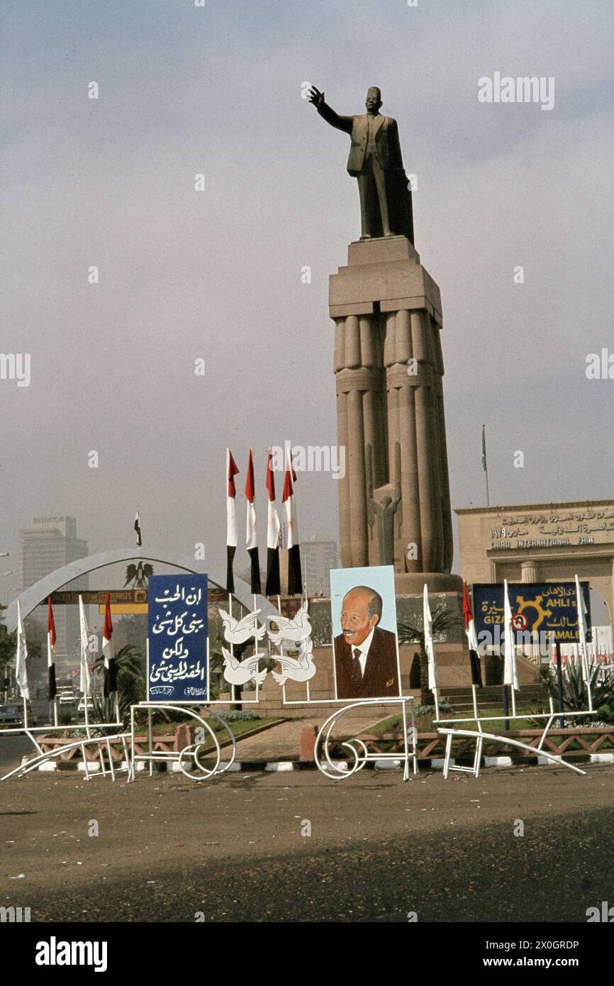View from El Tahir Bridge to the statue of Roda Island with decorations ...