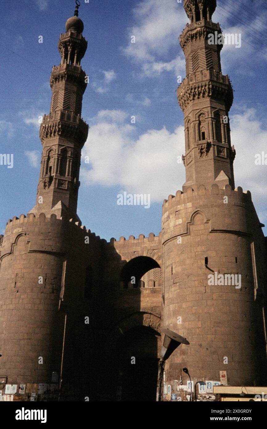 The entrance to a mosque with two minarets in the old town of El Muski in Cairo Stock Photo - Alamy