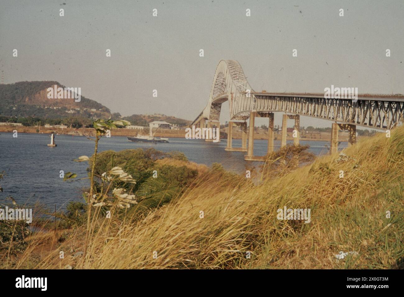 The Thatcher Ferry Bridge over the Panama Canal. [automated translation ...