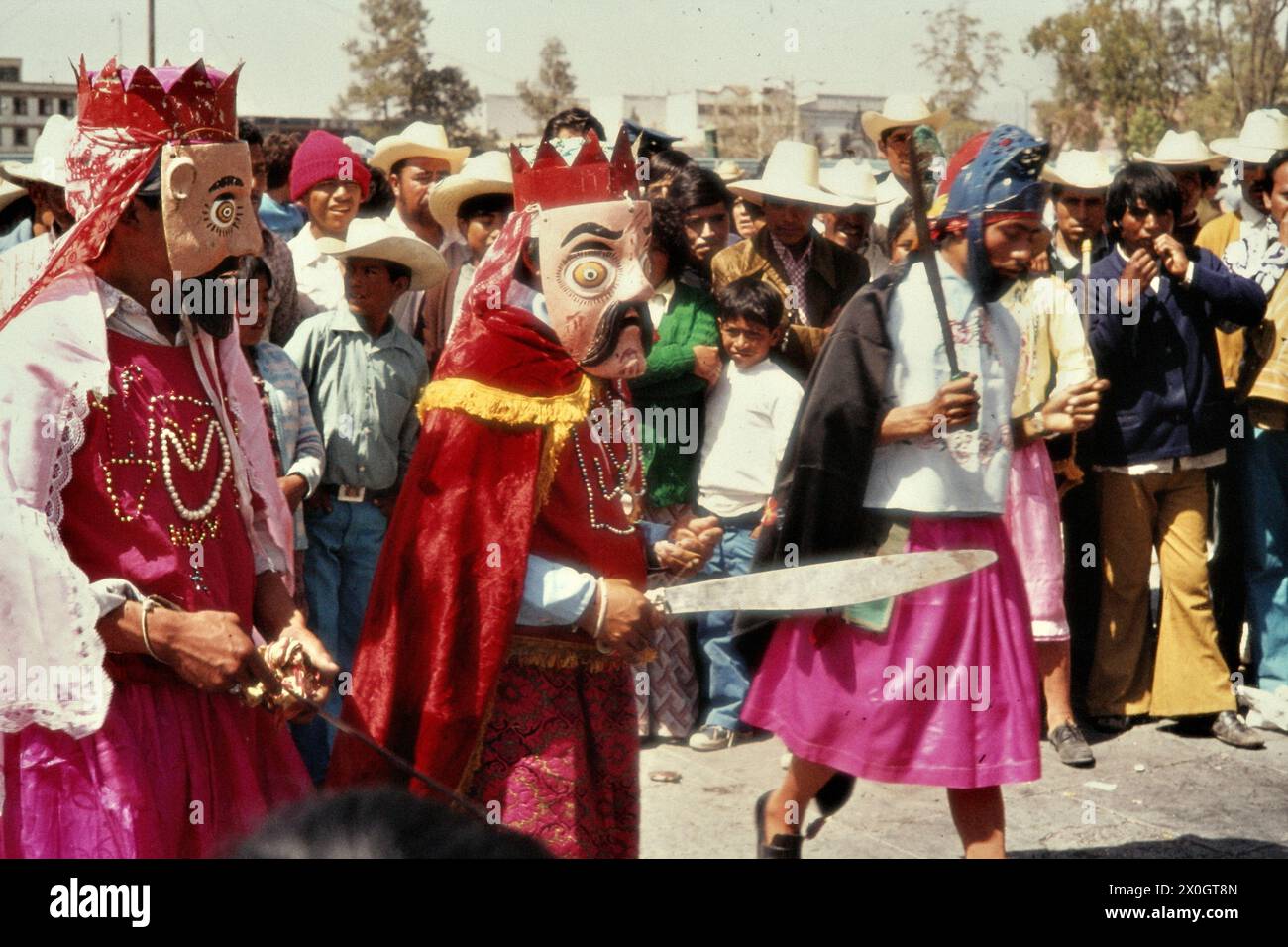 Baile de la conquista de mexico hi-res stock photography and images - Alamy