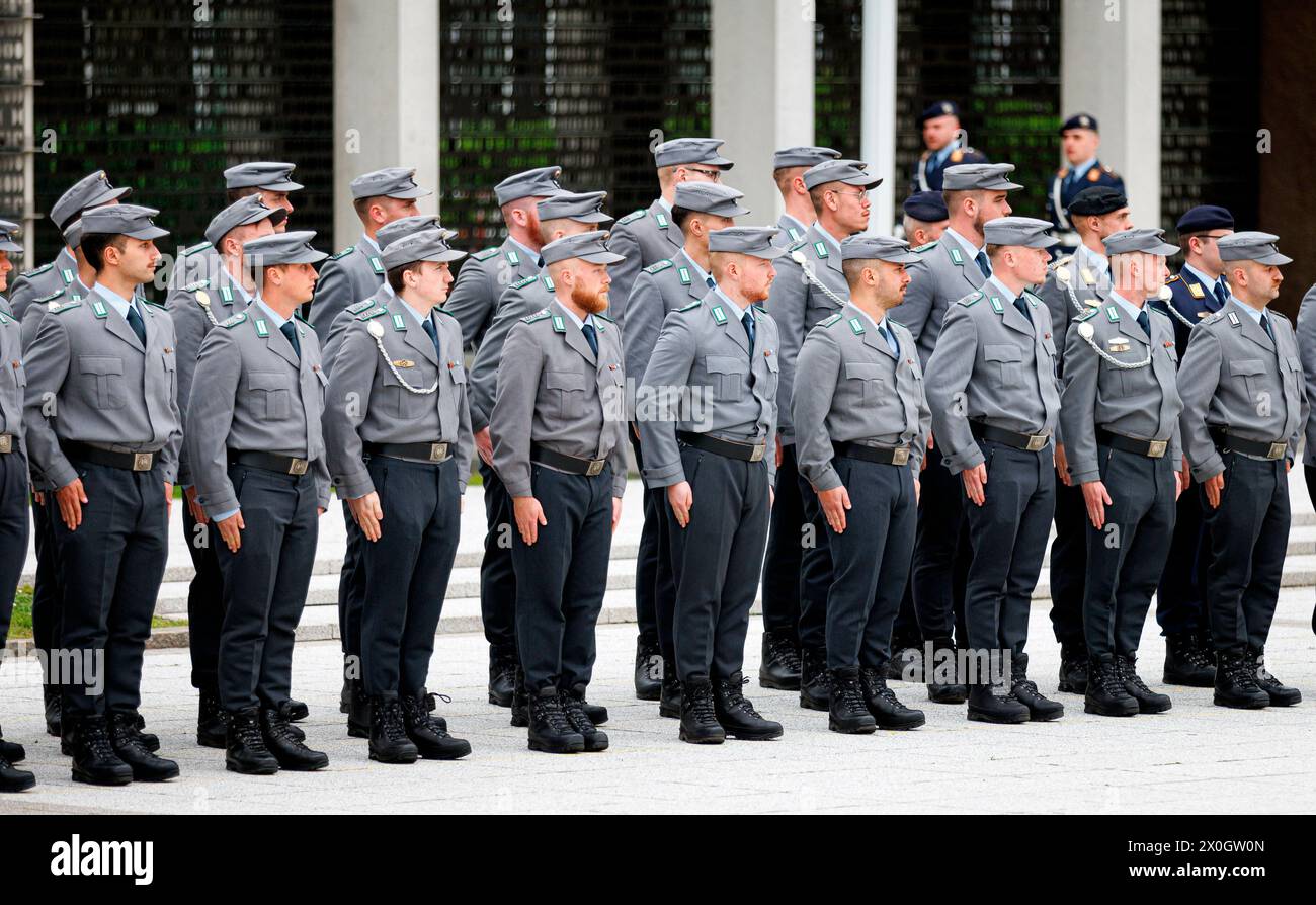 Berlin, Deutschland. 11th Apr, 2024. Army soldiers of the guard ...