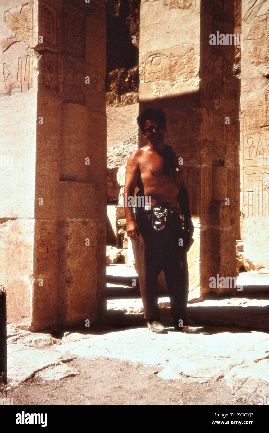 The tour guide Kubsch stands between the columns of the temple complex ...