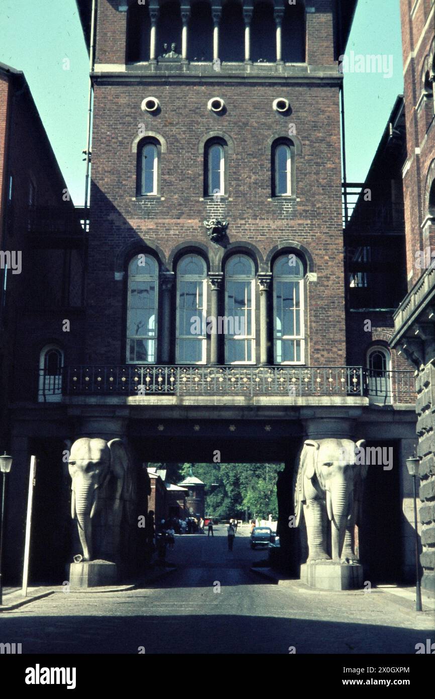 The main entrance of the Carlsberg Brewery in Copenhagen with statues ...