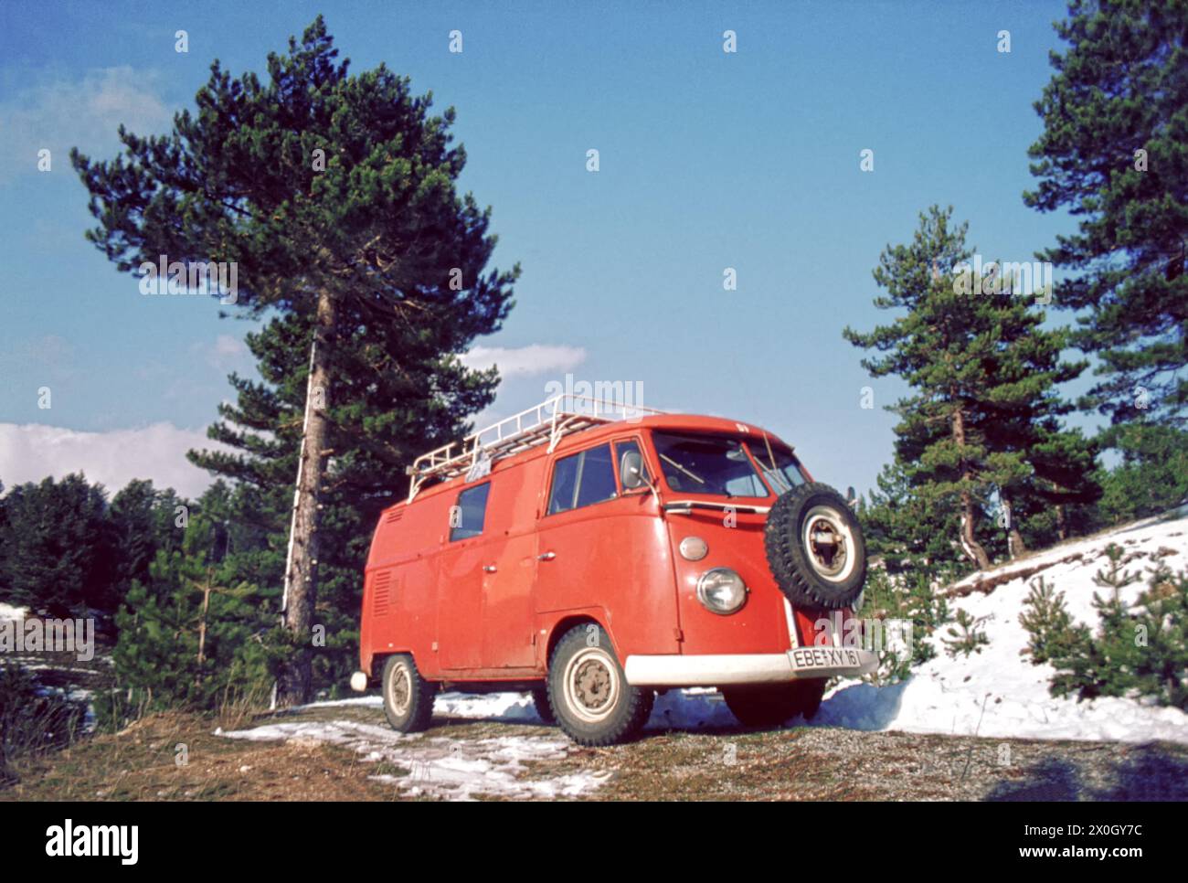 A red VW bus stands in the mountain landscape near Sila in Campania ...