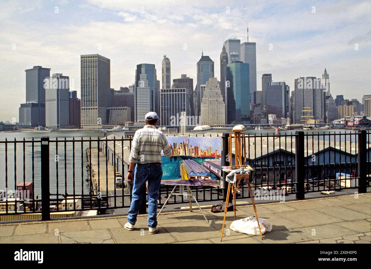 An artist painted the skyline of Manhattan in Brooklyn Heights, New ...