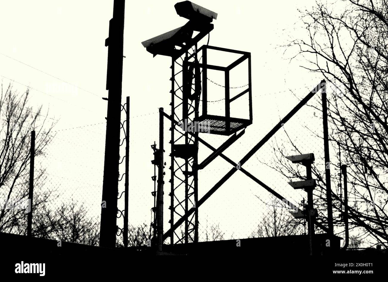 Berlin buildings 1990s hi-res stock photography and images - Alamy