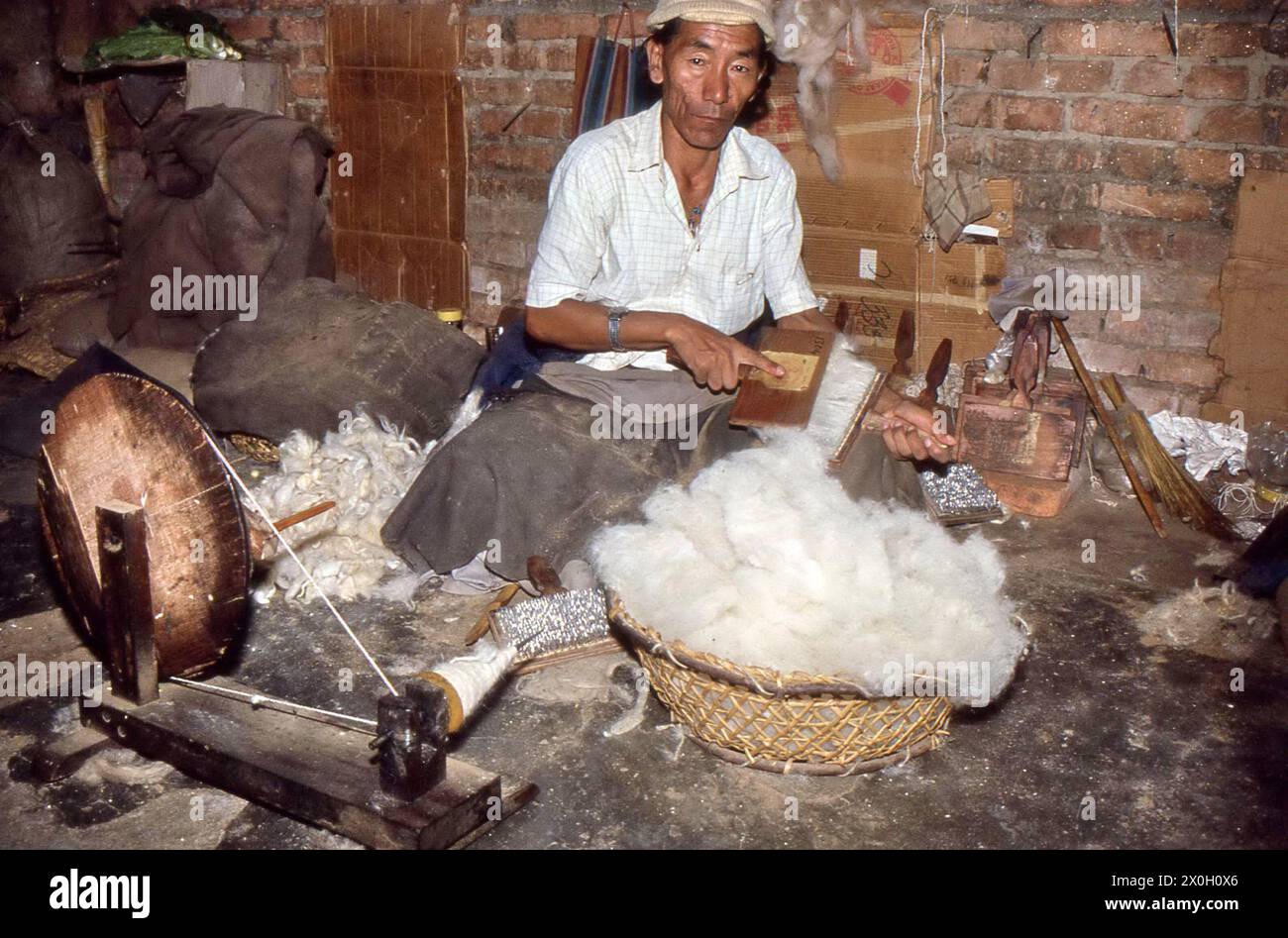 Tibetan carpet weaving hi-res stock photography and images - Alamy
