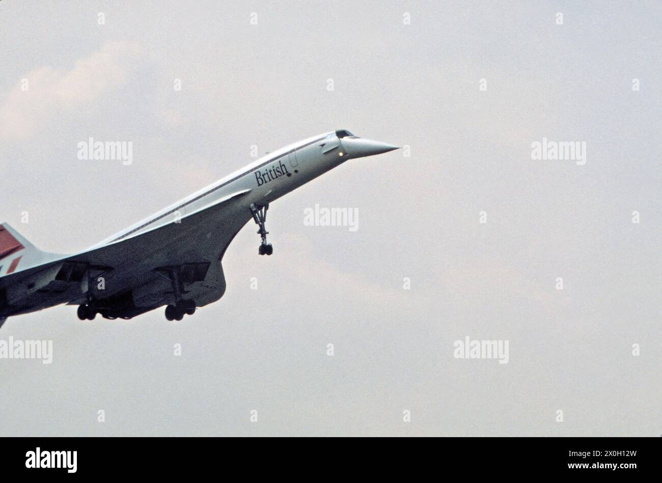 Supersonic passenger airliner Concorde approaching the Munich-Riem ...