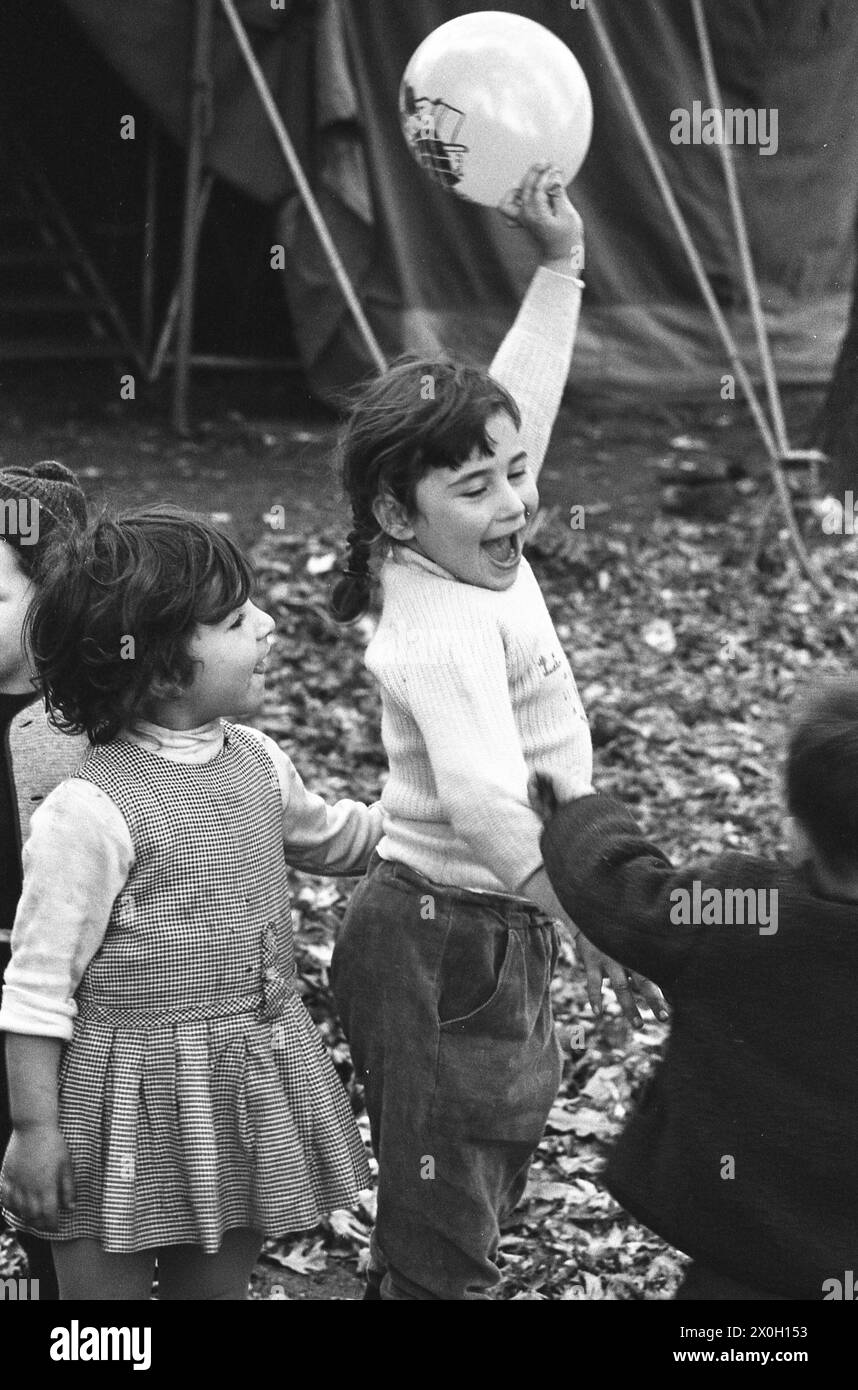 The picture shows circus children playing. [automated translation ...