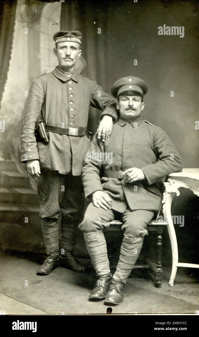 Two soldiers posing hi-res stock photography and images - Alamy