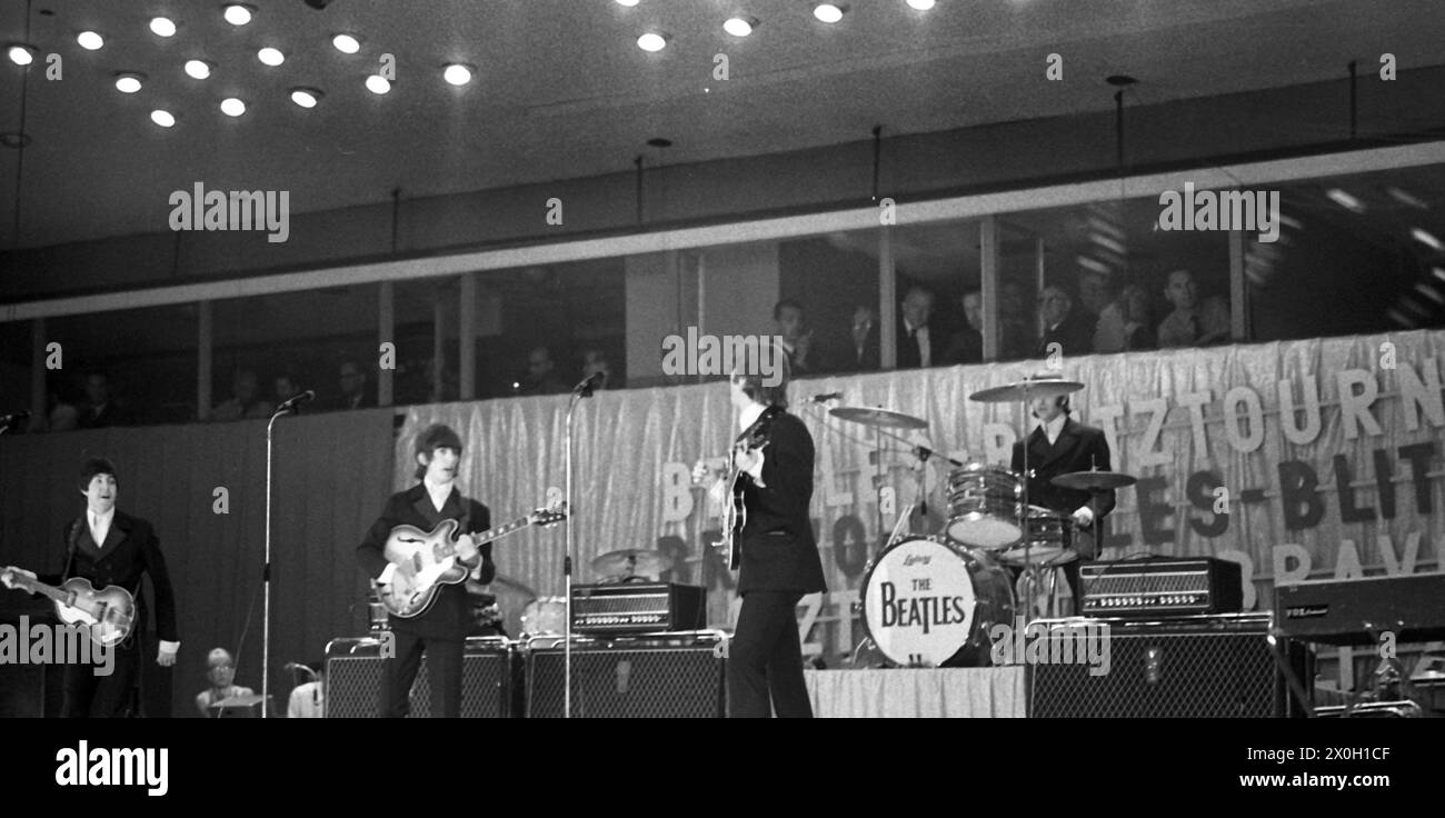 Beatles 1966 concert hi-res stock photography and images - Alamy